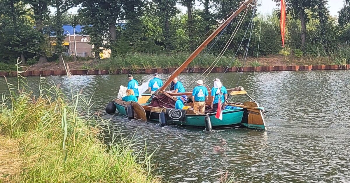 Historische praam brengt riet uit Overijssel terug naar Almelo: ‘Willen ...