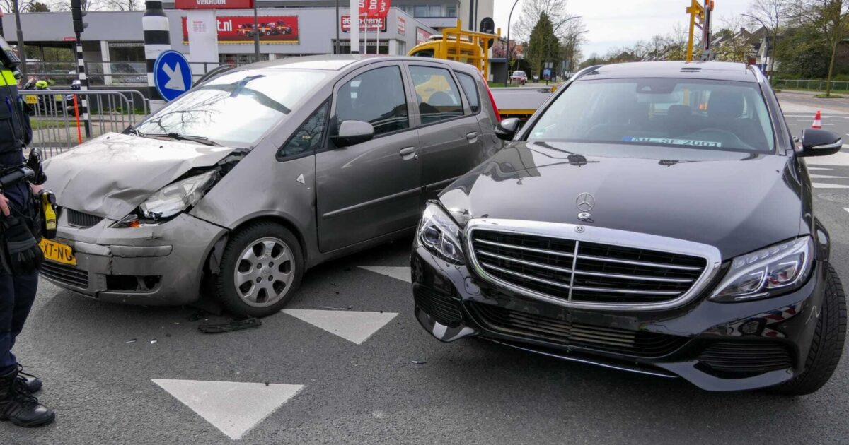 Gewonde bij aanrijding op kruising in Enschede, ondanks ...