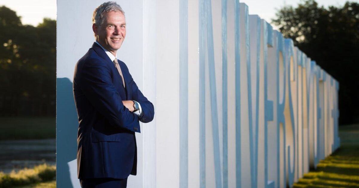 AUDIO Nieuwe rector magnificus Universiteit Twente beÃ«digd - 1Twente