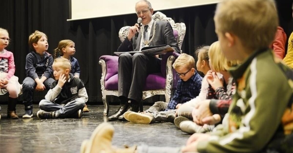 VIDEO Burgemeester leest voor op Enschedese basisschool - 1Twente VIDEO Burgemeester leest voor op Enschedese basisschool - 1Twente