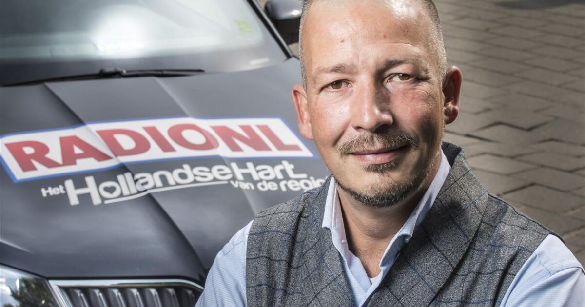 VIDEO | Volkszanger Dennis uit Enschede gaat tien jaar na zijn eerste ...