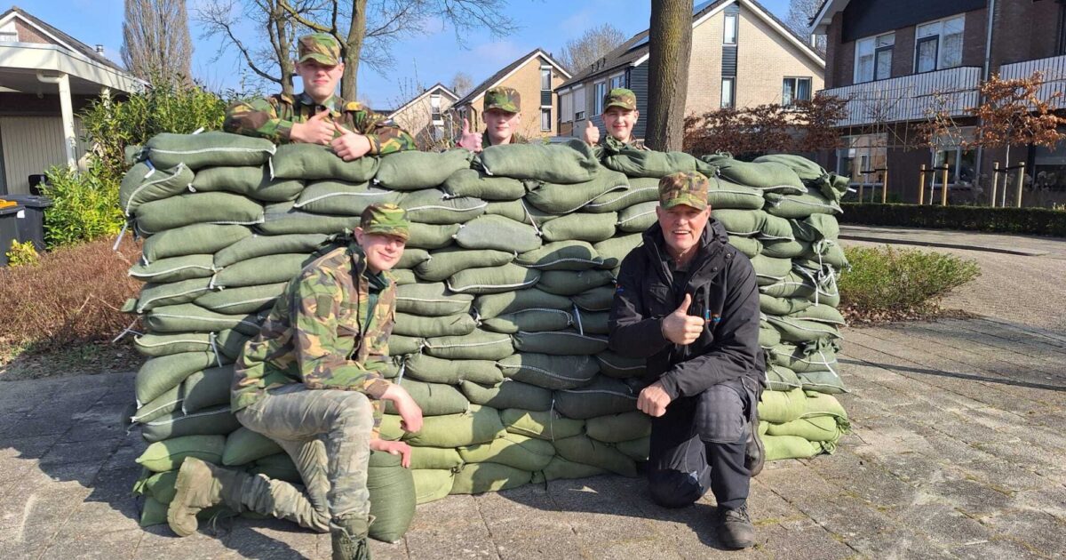 Team De Brug uit Almelo bouwt legergroene zandzakken'bunker' in Wierden ...