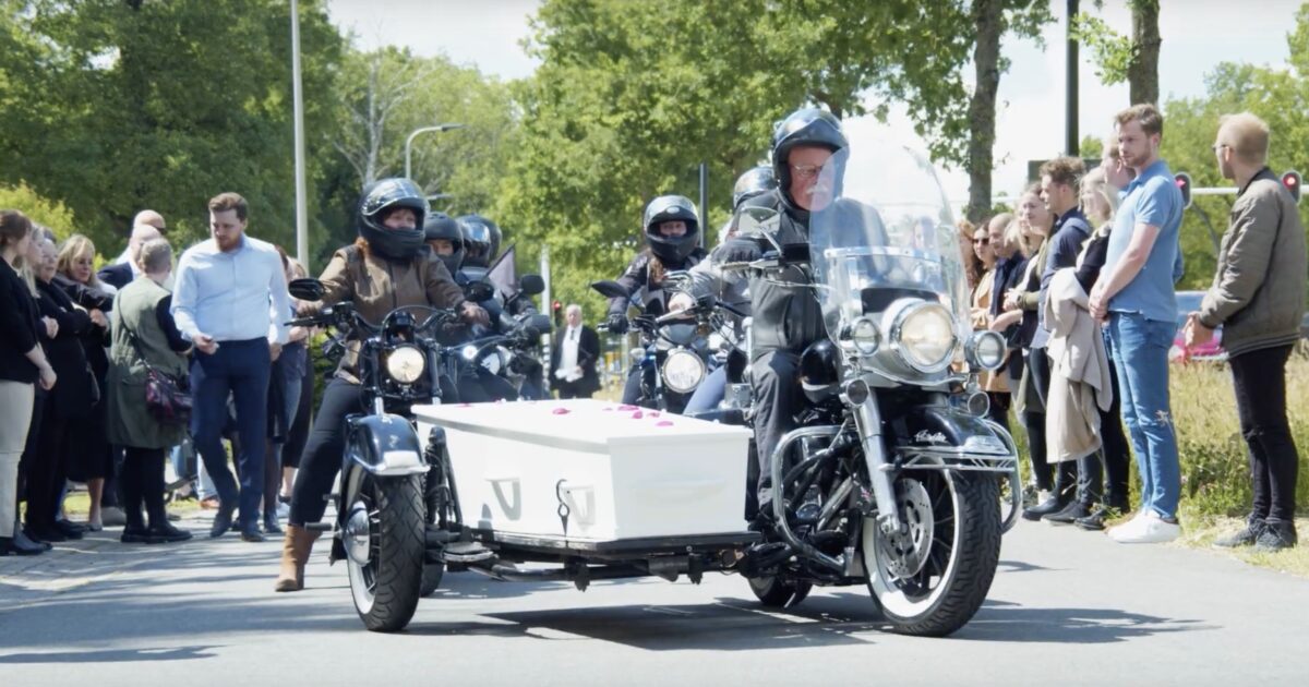 Zelfs de laatste rit van René Bouman is op een Harley-Davidson - 1Twente
