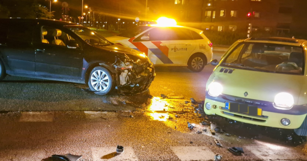Auto's botsen op kruising in Enschede - 1Twente