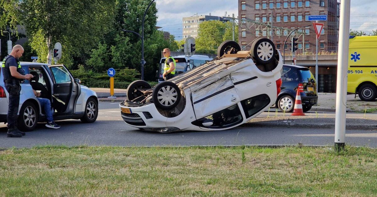 Auto belandt op kop bij ongeluk in Hengelo - 1Twente