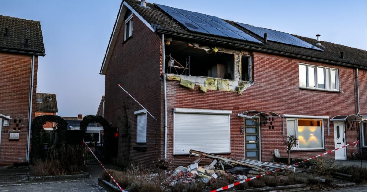 Schade aan woning in Losser duidelijk zichtbaar na explosies - 1Twente